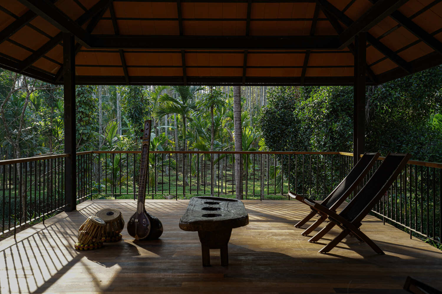 This L-shaped Home Design Is A Blend Of Retreat Tradition And Melody ...