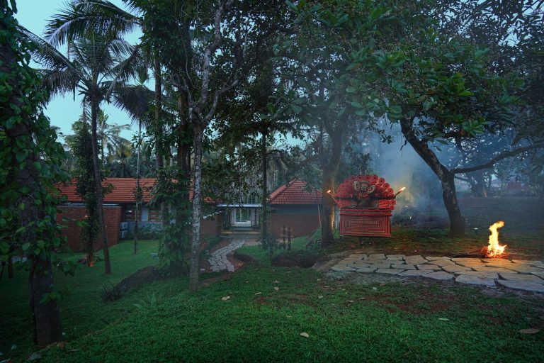 This L-shaped Home Design Is A Blend Of Retreat Tradition And Melody ...