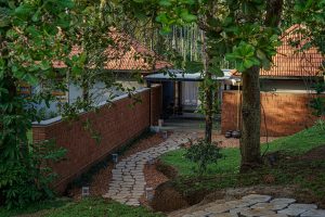 This L-shaped Home Design Is A Blend Of Retreat Tradition And Melody ...