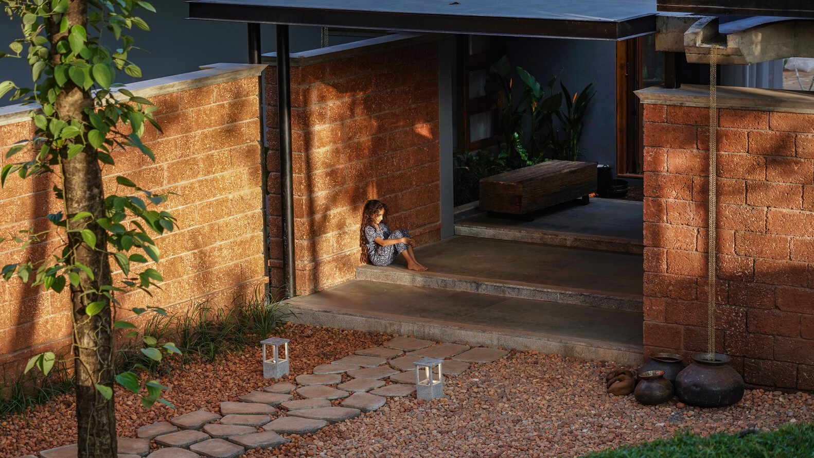 This L-shaped Home Design Is A Blend Of Retreat Tradition And Melody ...