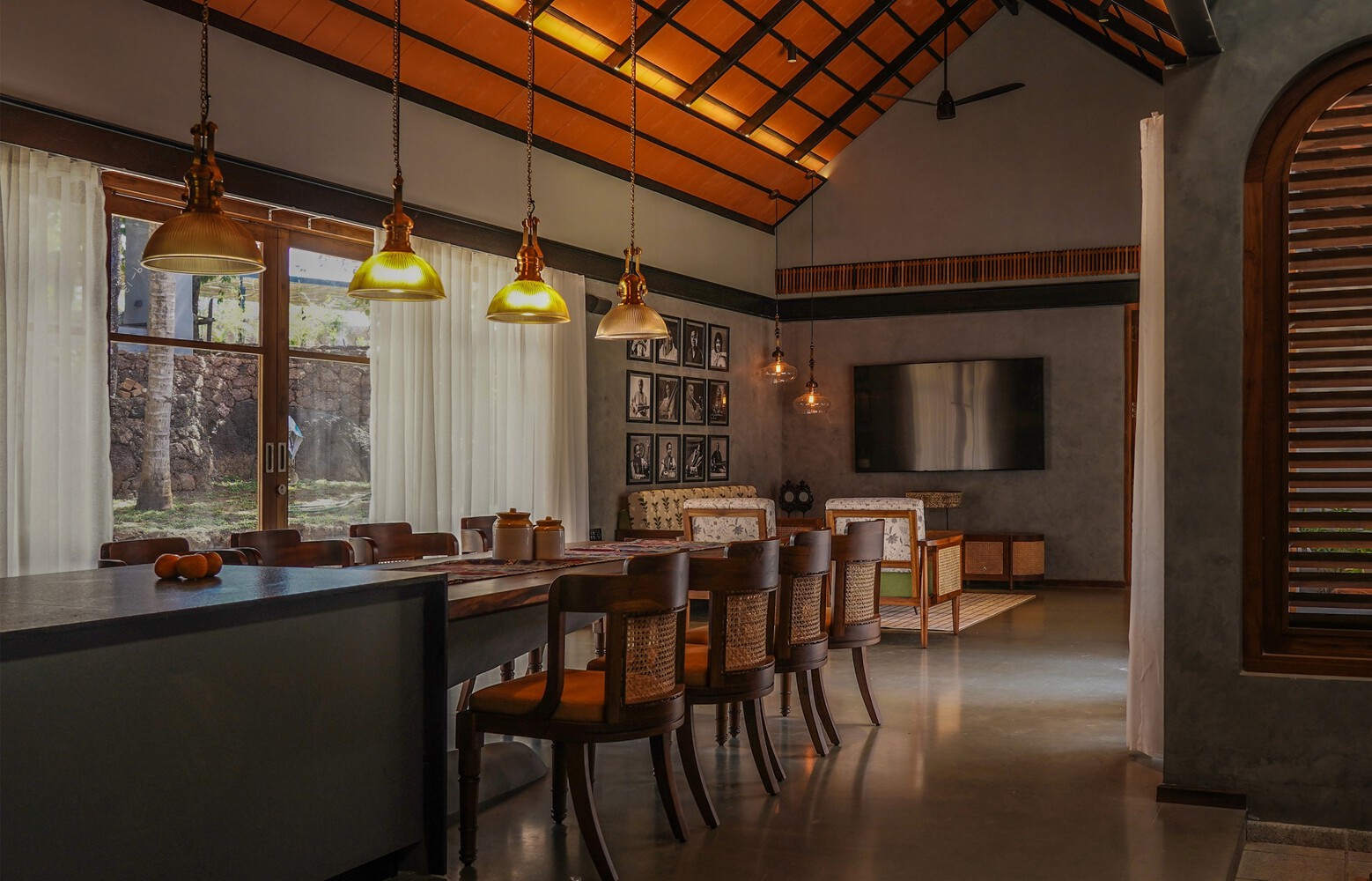 This L-shaped Home Design Is A Blend Of Retreat Tradition And Melody ...