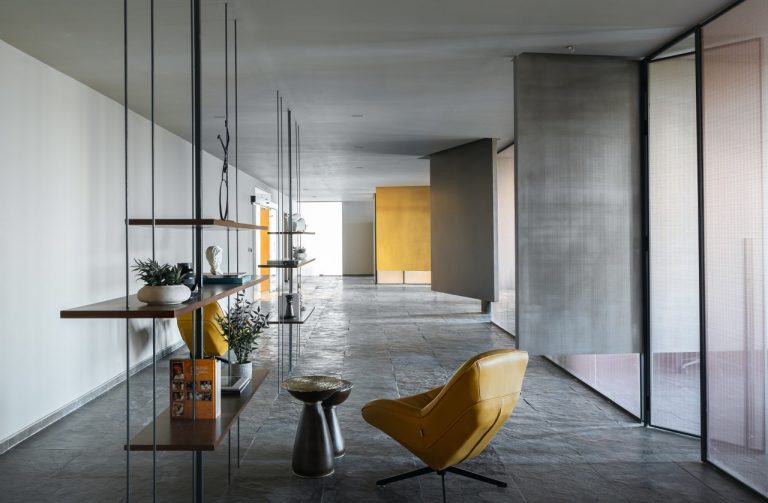 The Floating Walls Create A Suspended Sense of Space and Elegance ...