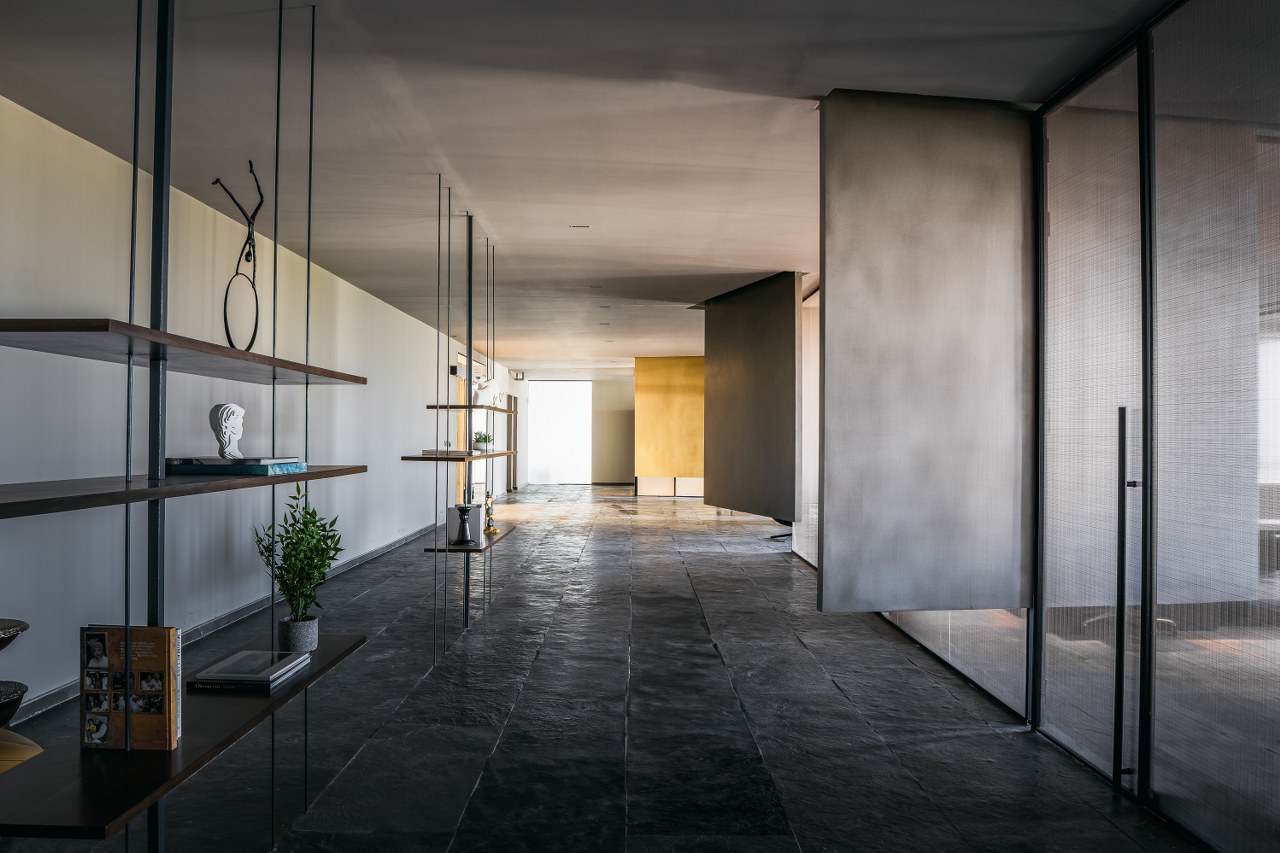The Floating Walls Create A Suspended Sense of Space and Elegance ...