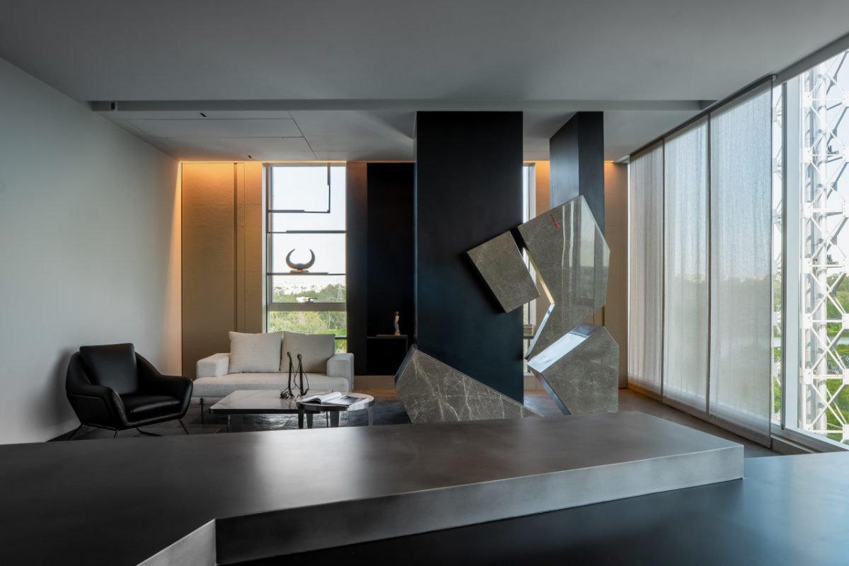 The Floating Walls Create A Suspended Sense of Space and Elegance ...