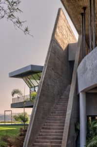 This House Facade Design Responds To The Simplicity of The Sahyadri ...