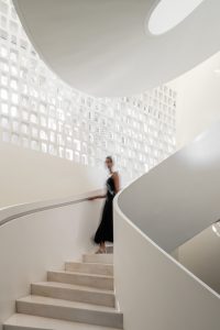 This T shaped House Design Allows Nature To Guide The Spatial Flow ...