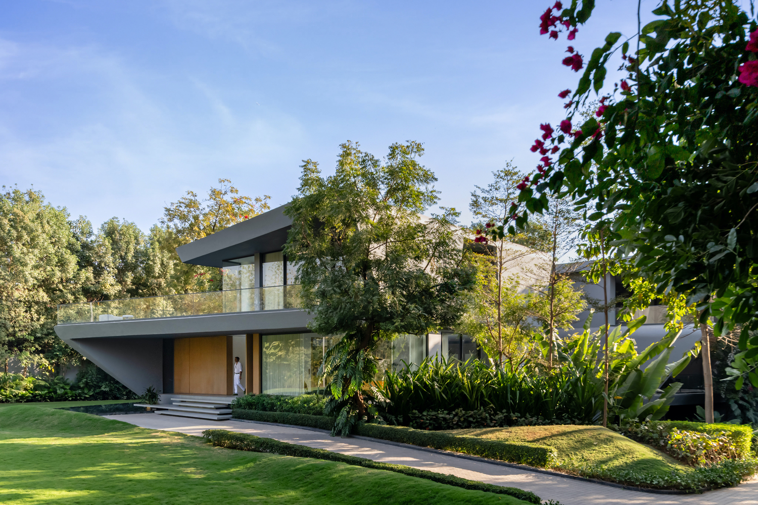 This T shaped House Design Allows Nature To Guide The Spatial Flow | Sanjay Puri Architects