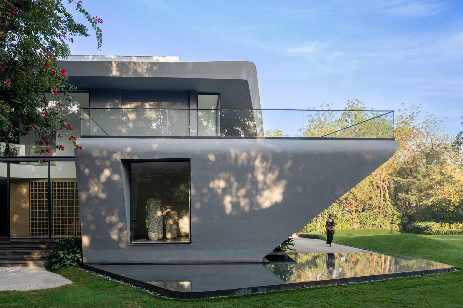 This T shaped House Design Allows Nature To Guide The Spatial Flow ...