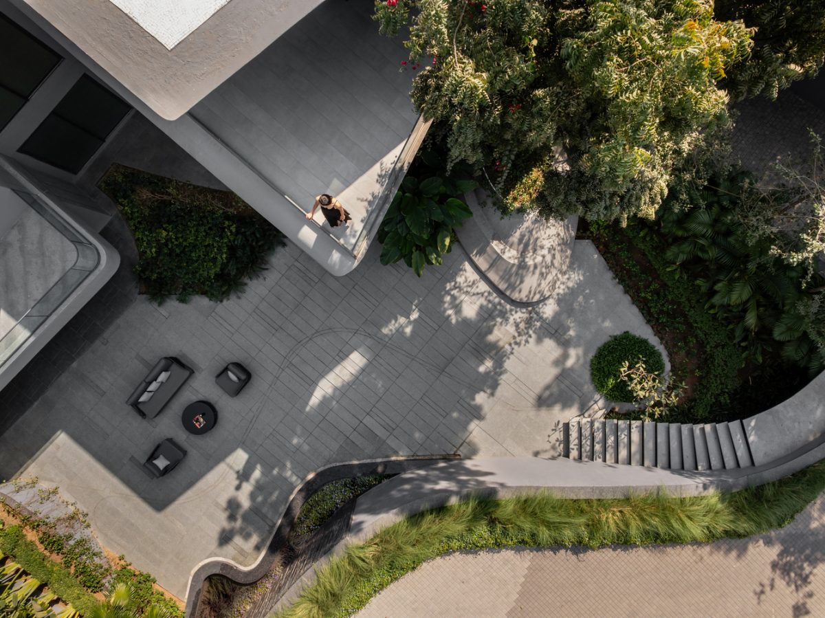 This T shaped House Design Allows Nature To Guide The Spatial Flow ...