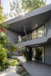 This T shaped House Design Allows Nature To Guide The Spatial Flow ...