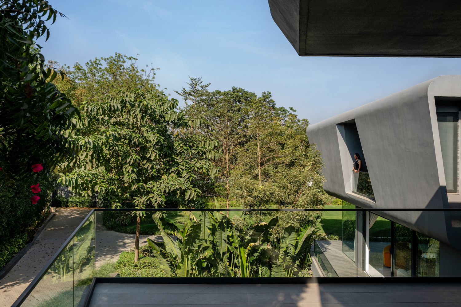 This T shaped House Design Allows Nature To Guide The Spatial Flow ...