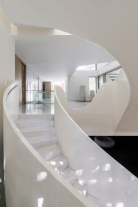 This T shaped House Design Allows Nature To Guide The Spatial Flow ...