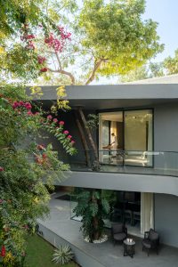 This T shaped House Design Allows Nature To Guide The Spatial Flow ...