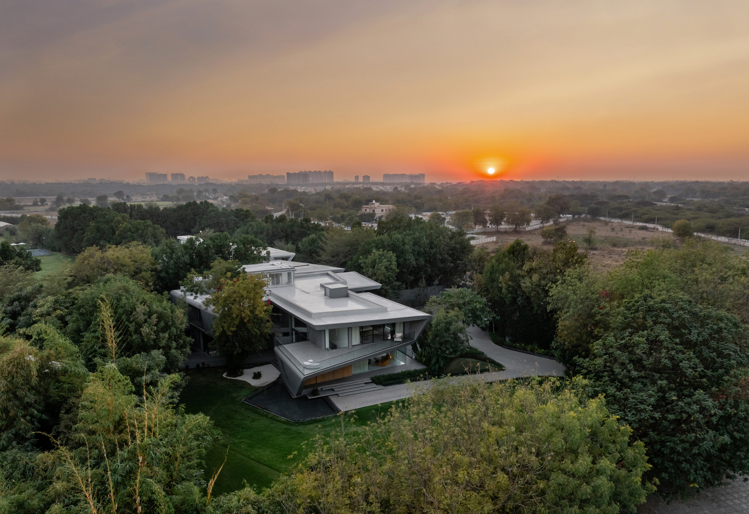 This T shaped House Design Allows Nature To Guide The Spatial Flow ...