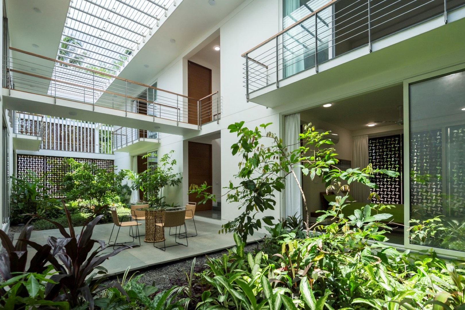 15 Courtyards in Houses: Designing Tranquil Spaces That Elevate Homes
