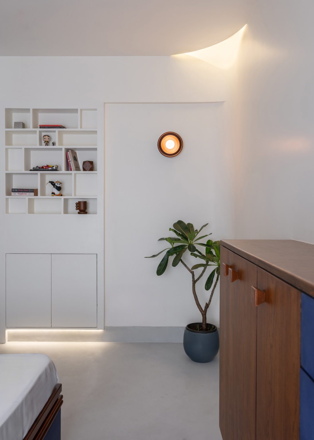 The Charm of This Home Lies In Its Bold Yet Balanced Eclectic ...