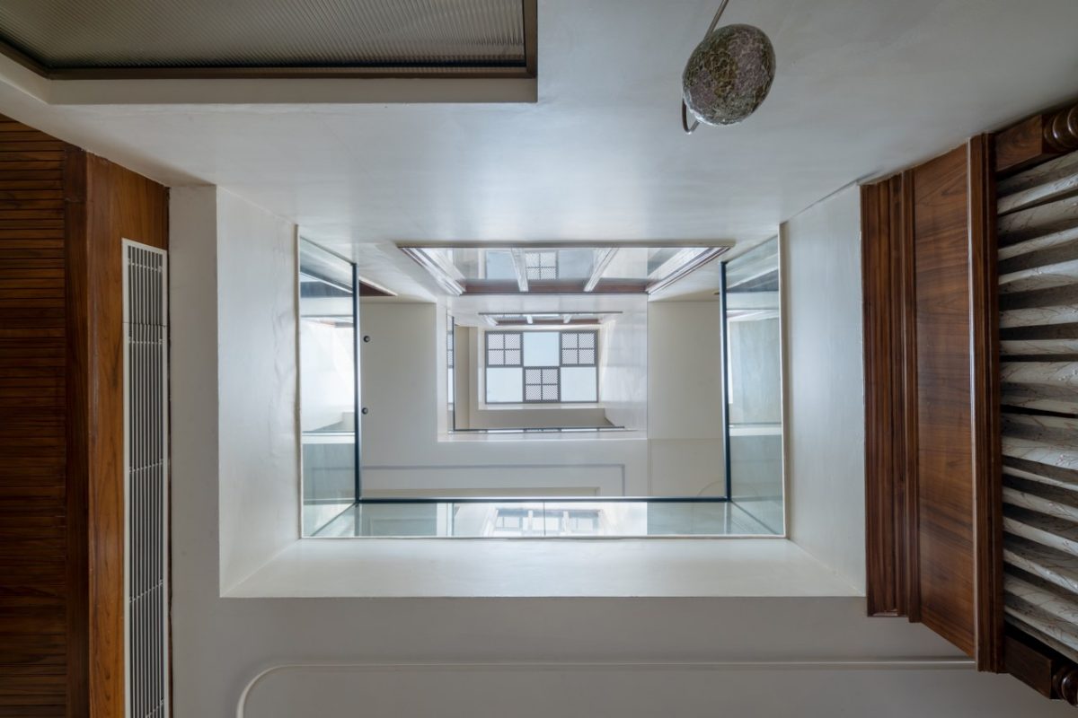 The Interior Contemporary Design Celebrates Openness and Dramatic ...