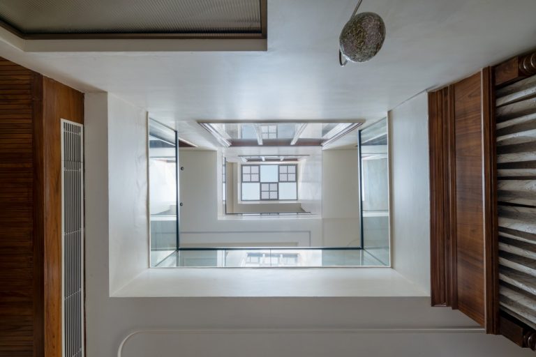 The Interior Contemporary Design Celebrates Openness and Dramatic ...
