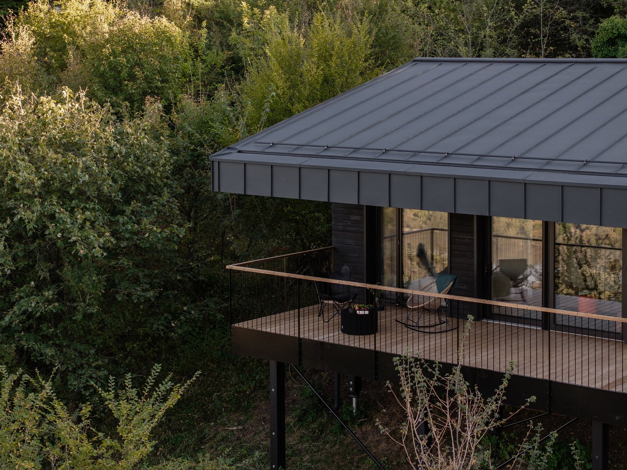 Console House's Modern Architecture Design Floats Above The Forest ...