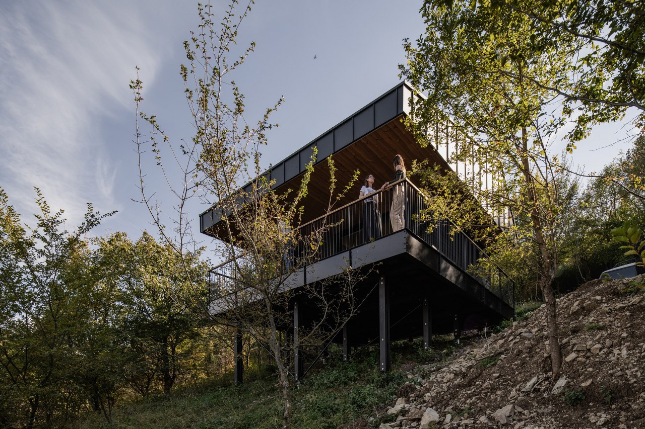 Console House's Modern Architecture Design Floats Above The Forest ...