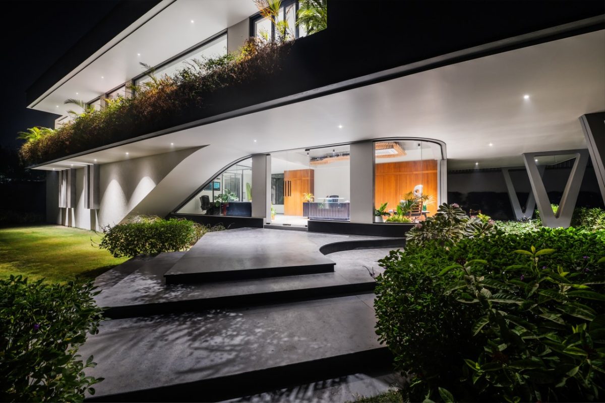 The Two-Story Structure of CERACOAT Exemplifies Modern Office Design in ...