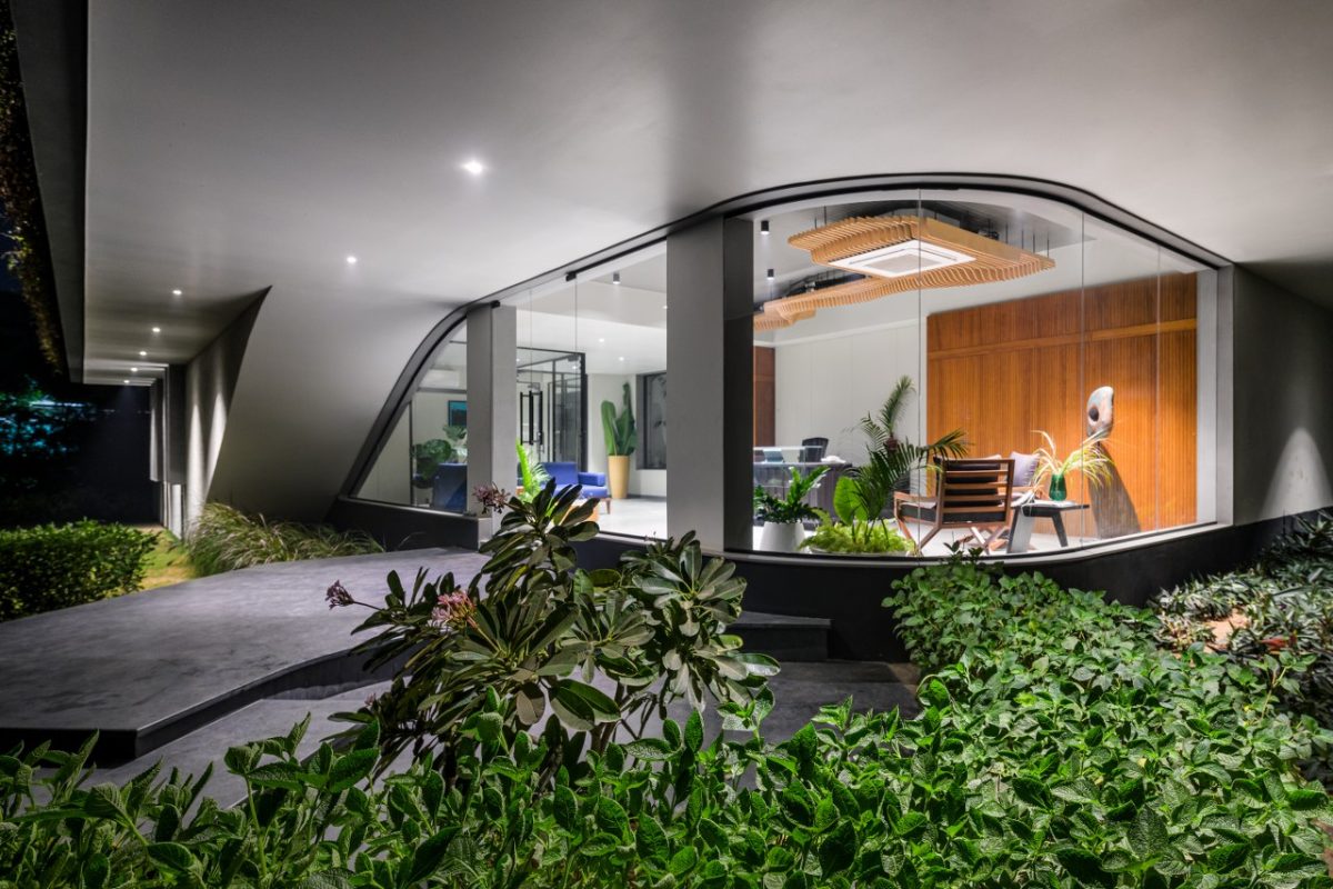 The Two-Story Structure of CERACOAT Exemplifies Modern Office Design in ...