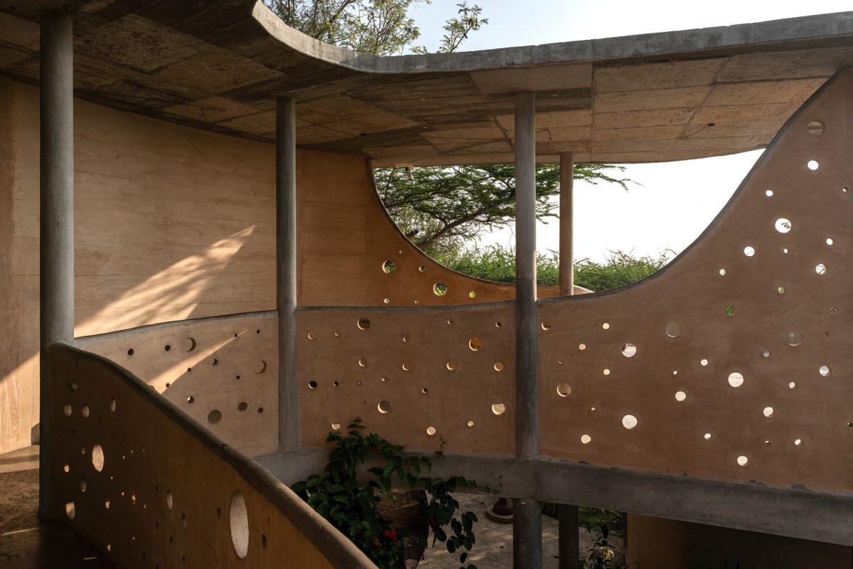 This Organic House Rolls into the Vibrant Green Landscape Naturally ...