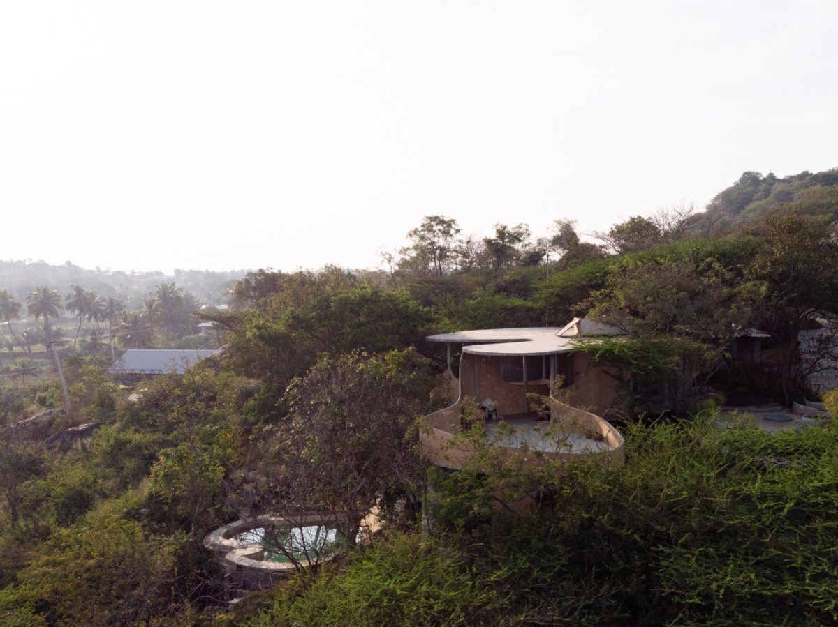 This Organic House Rolls into the Vibrant Green Landscape Naturally ...