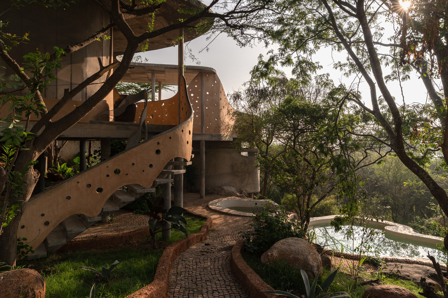 This Organic House Rolls into the Vibrant Green Landscape Naturally ...