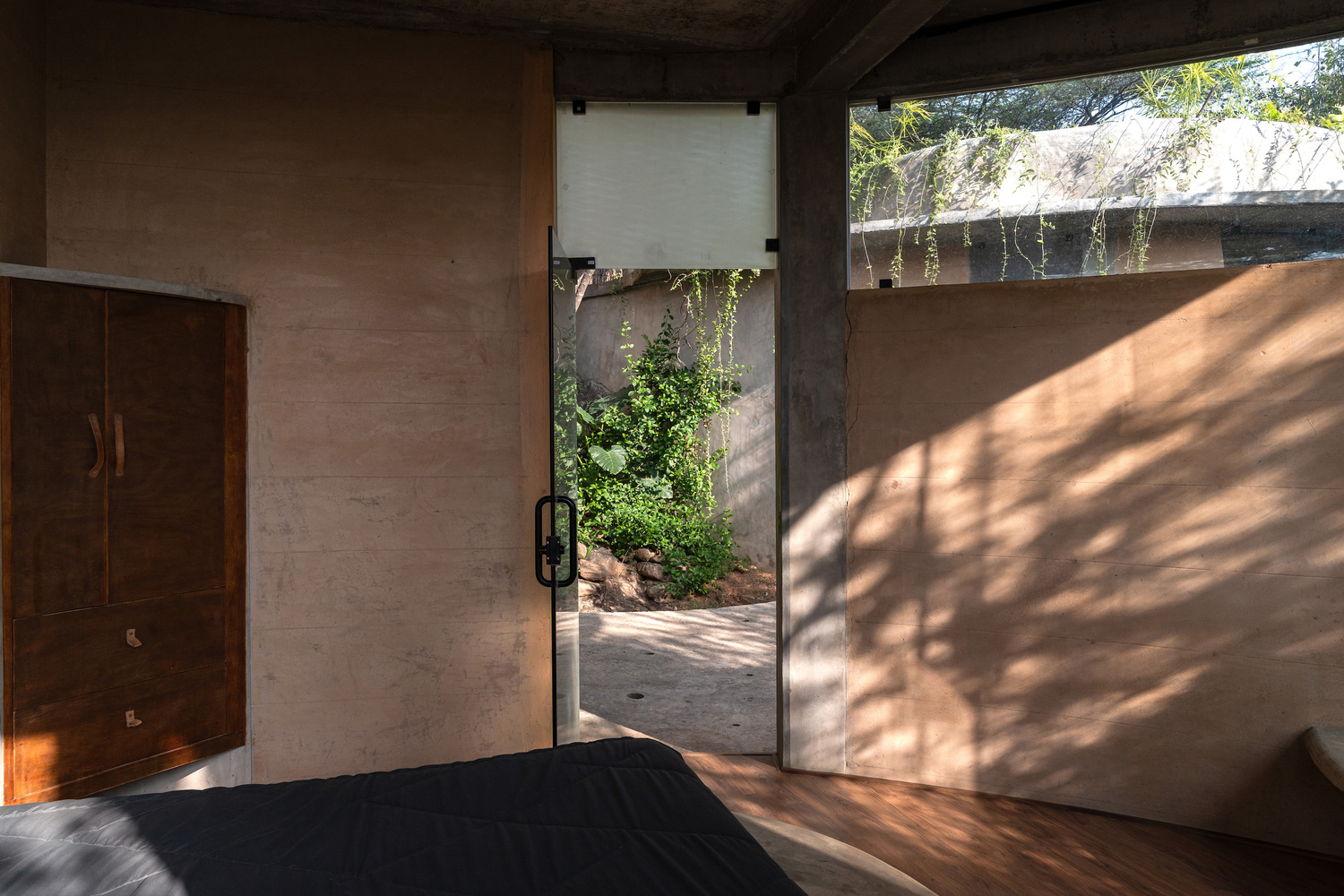 This Organic House Rolls into the Vibrant Green Landscape Naturally ...