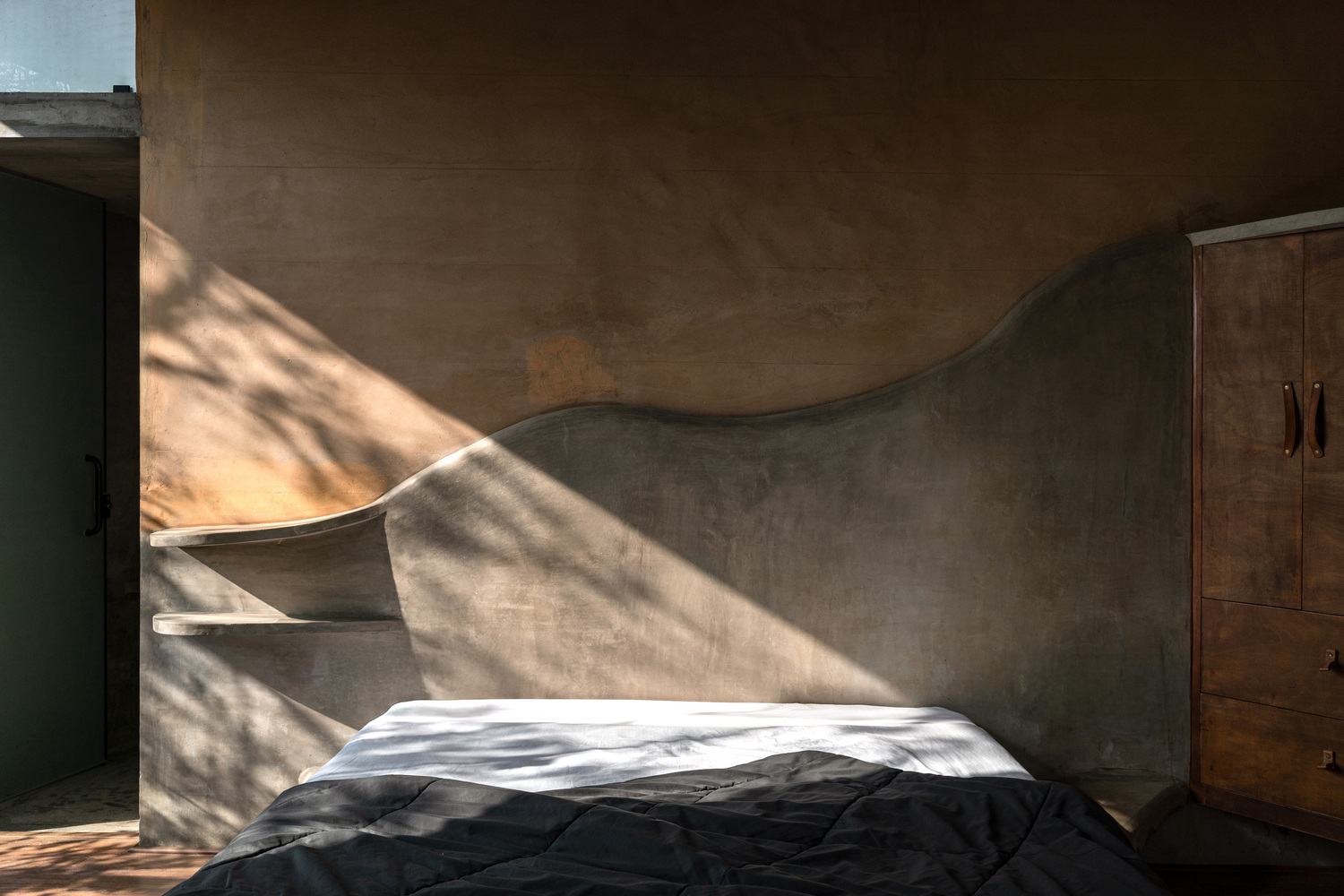 This Organic House Rolls into the Vibrant Green Landscape Naturally ...