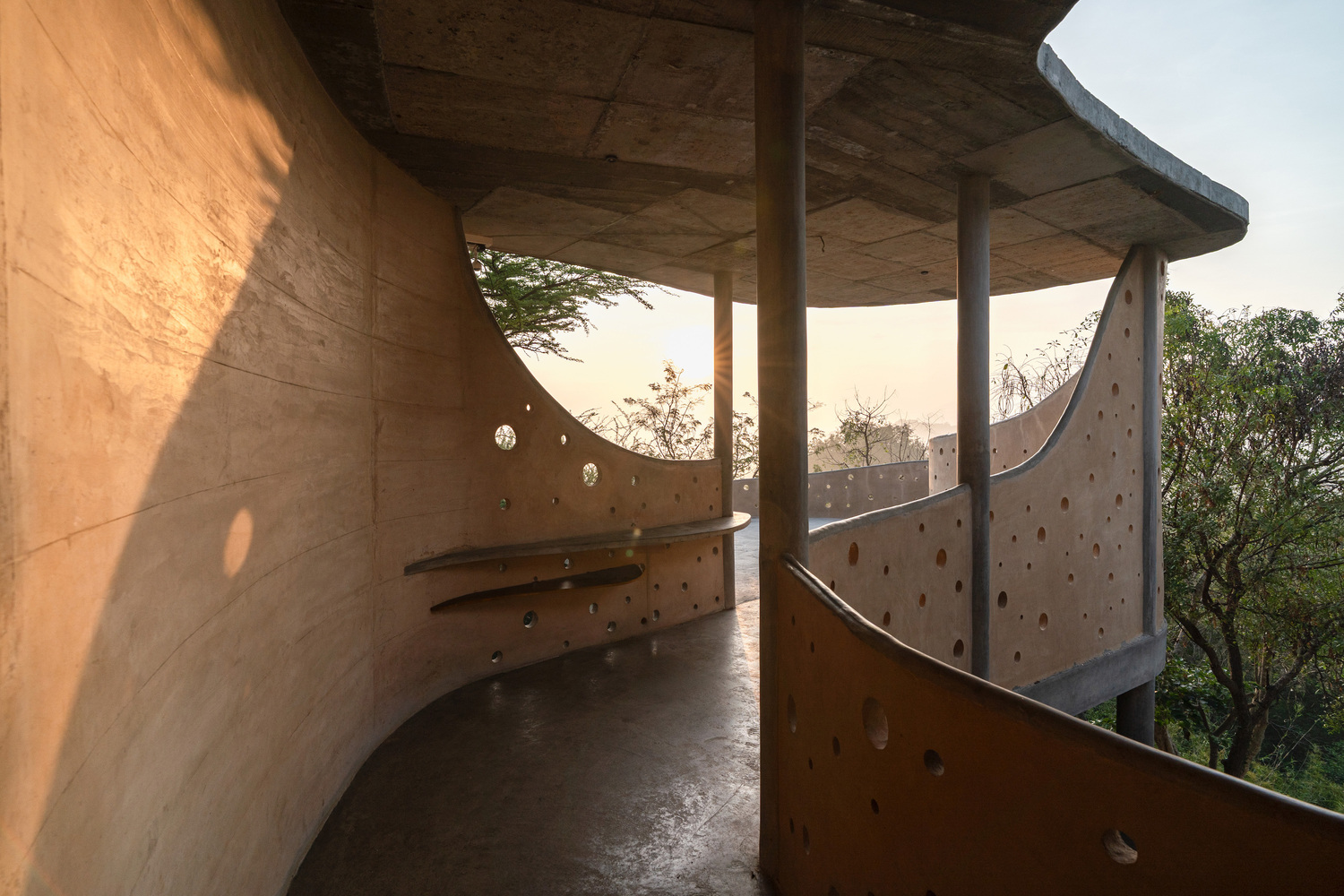 This Organic House Rolls into the Vibrant Green Landscape Naturally ...