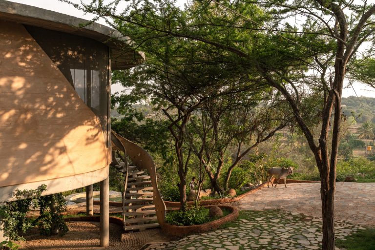 This Organic House Rolls into the Vibrant Green Landscape Naturally ...