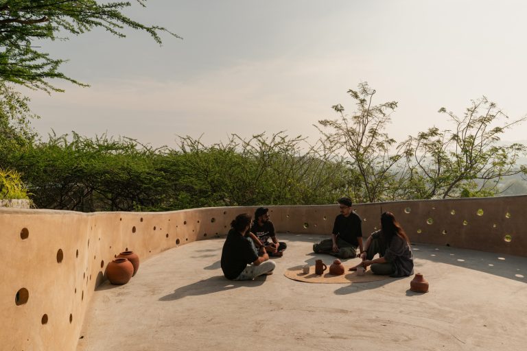 This Organic House Rolls into the Vibrant Green Landscape Naturally ...