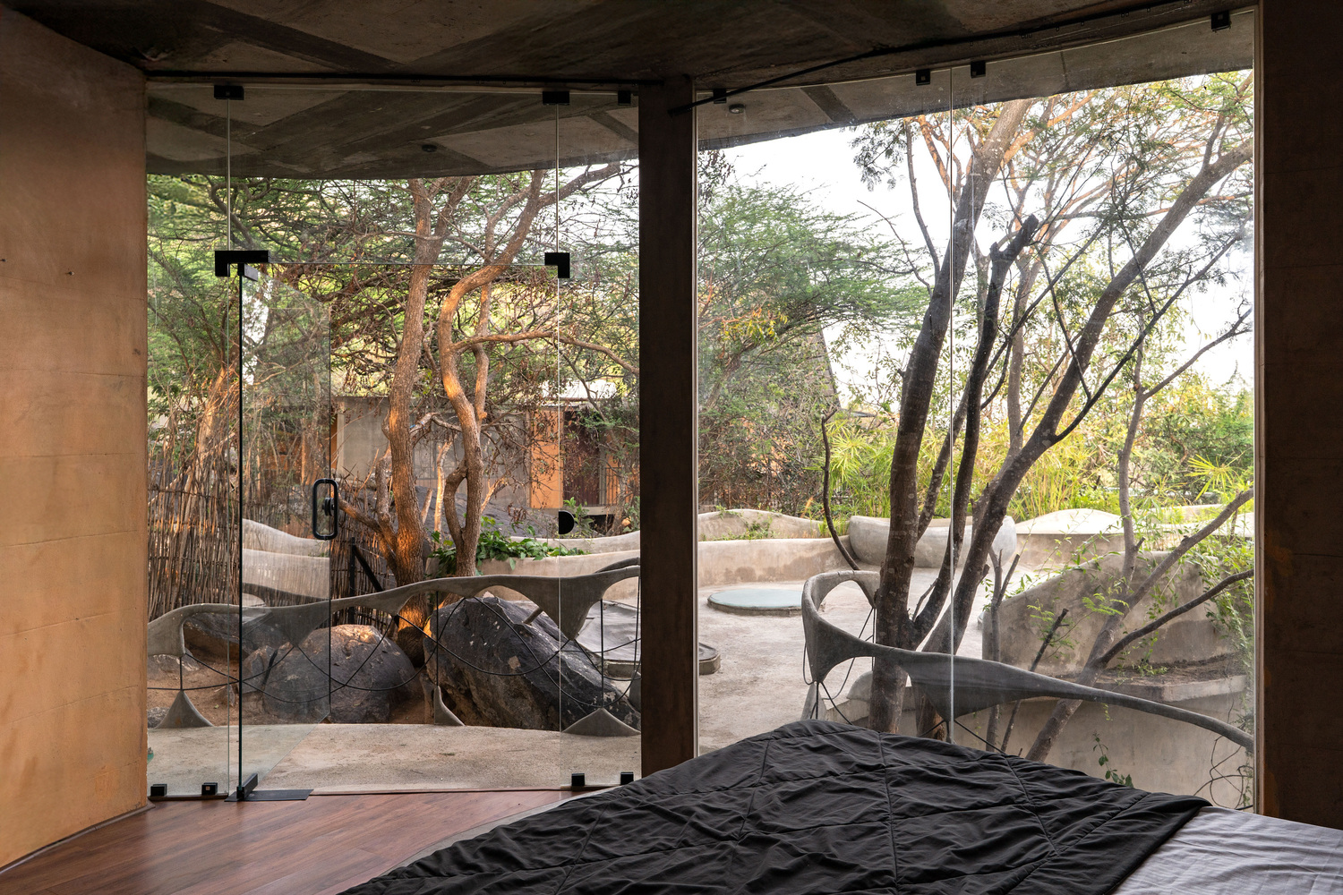 This Organic House Rolls into the Vibrant Green Landscape Naturally ...