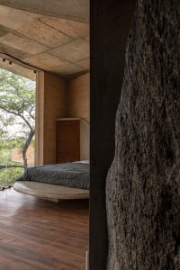This Organic House Rolls into the Vibrant Green Landscape Naturally ...