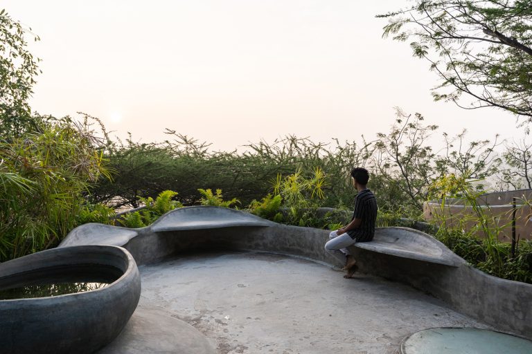 This Organic House Rolls into the Vibrant Green Landscape Naturally ...