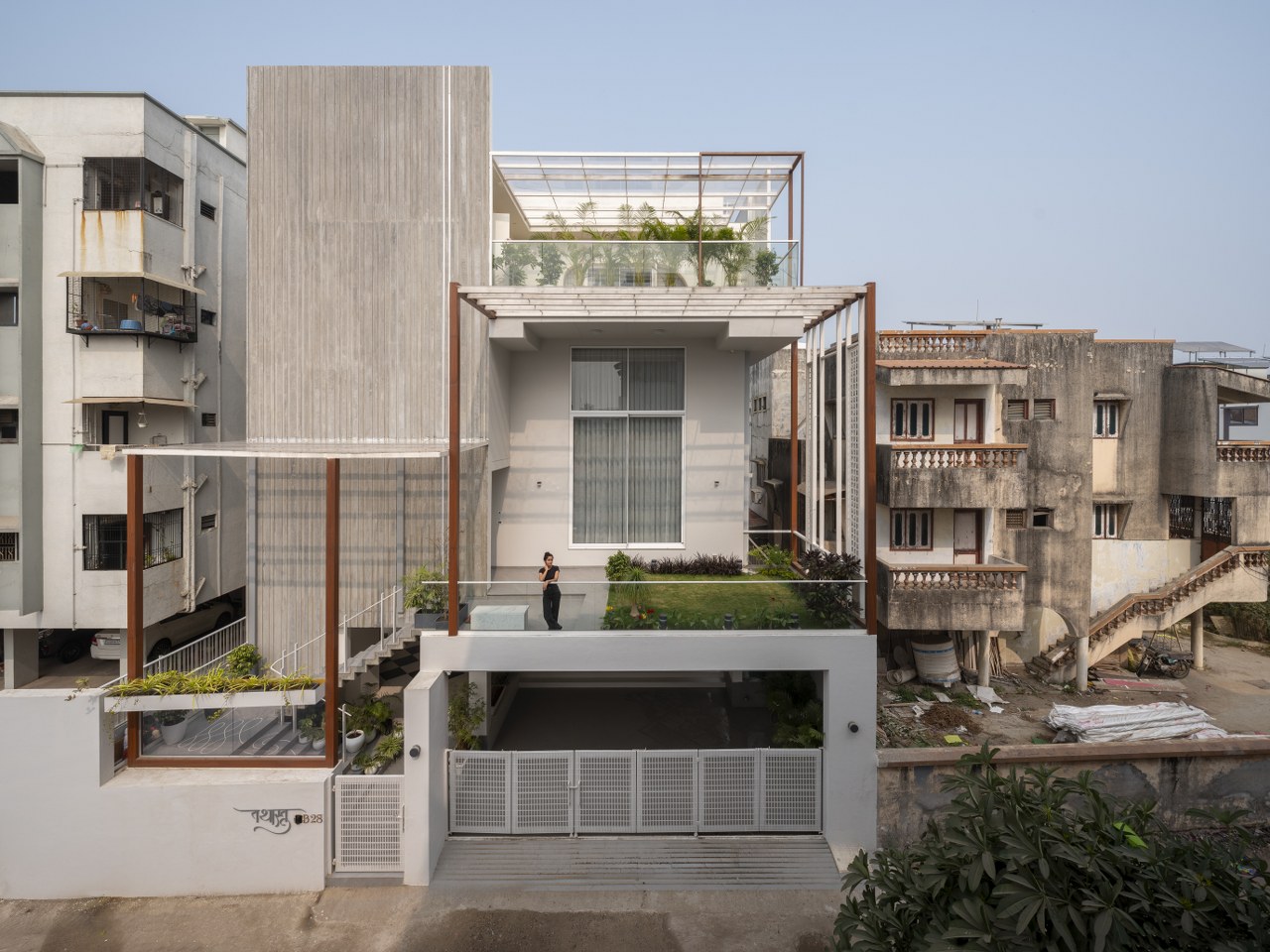 This Simple Contemporary House Design Harmonizes Craftsmanship and ...