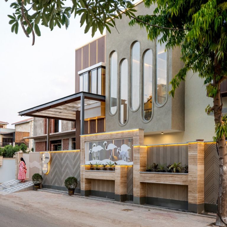 House of Silhouettes Reflects Contemporary Modern Architecture ...
