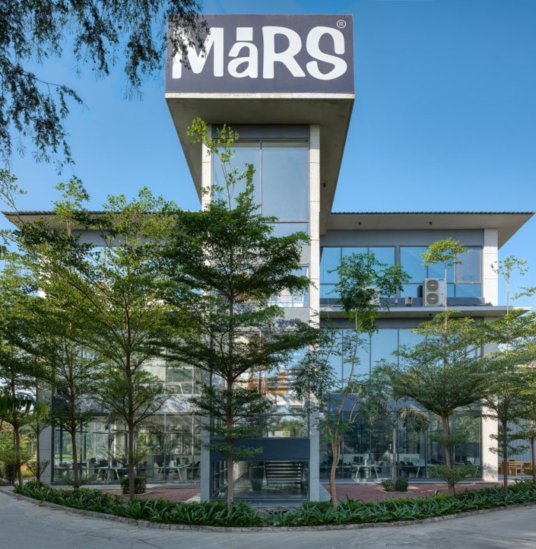 The MARS Corporate House is a Minimalist Response to Urban Density ...