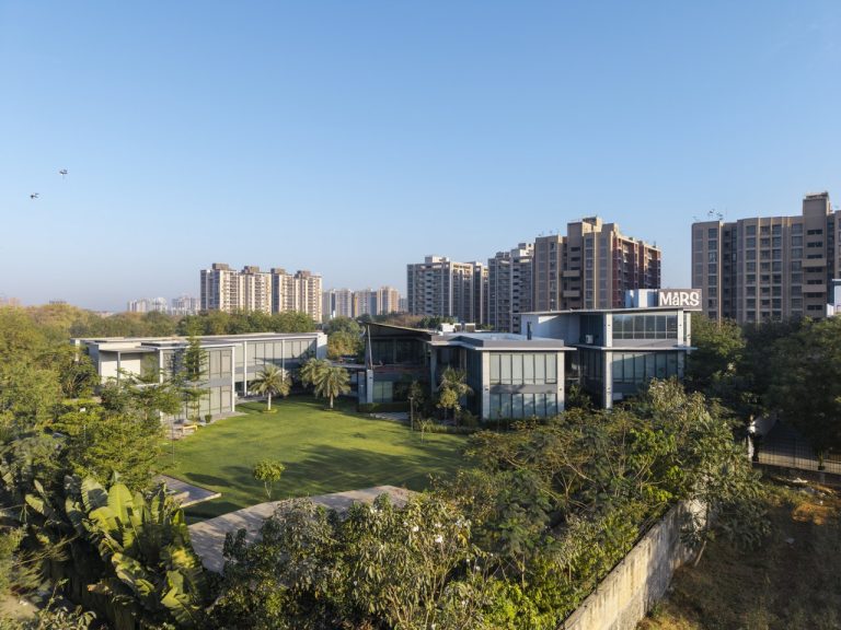 The MARS Corporate House is a Minimalist Response to Urban Density ...