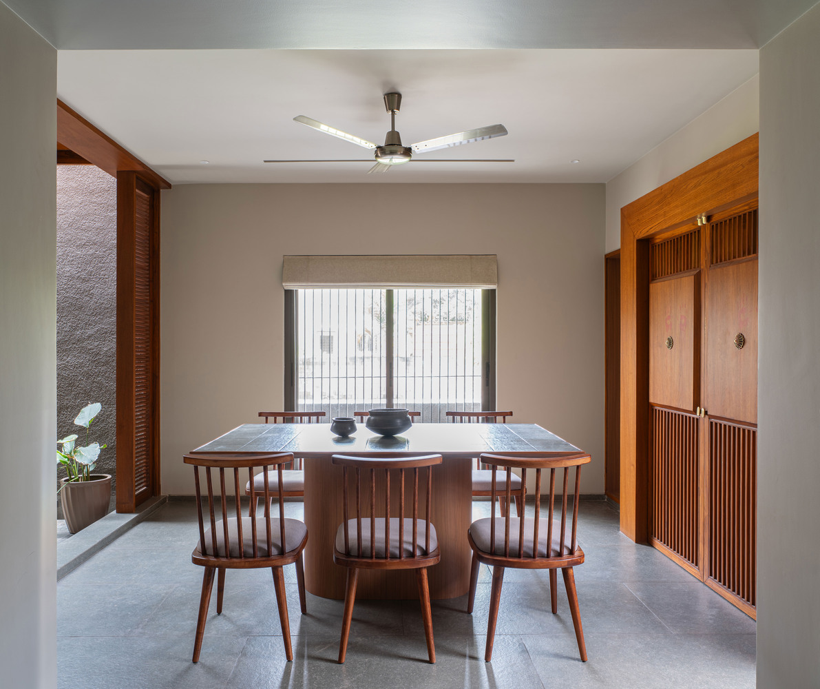 The H Shape House is a Contemporary Urban Dwelling Embracing Contextual ...