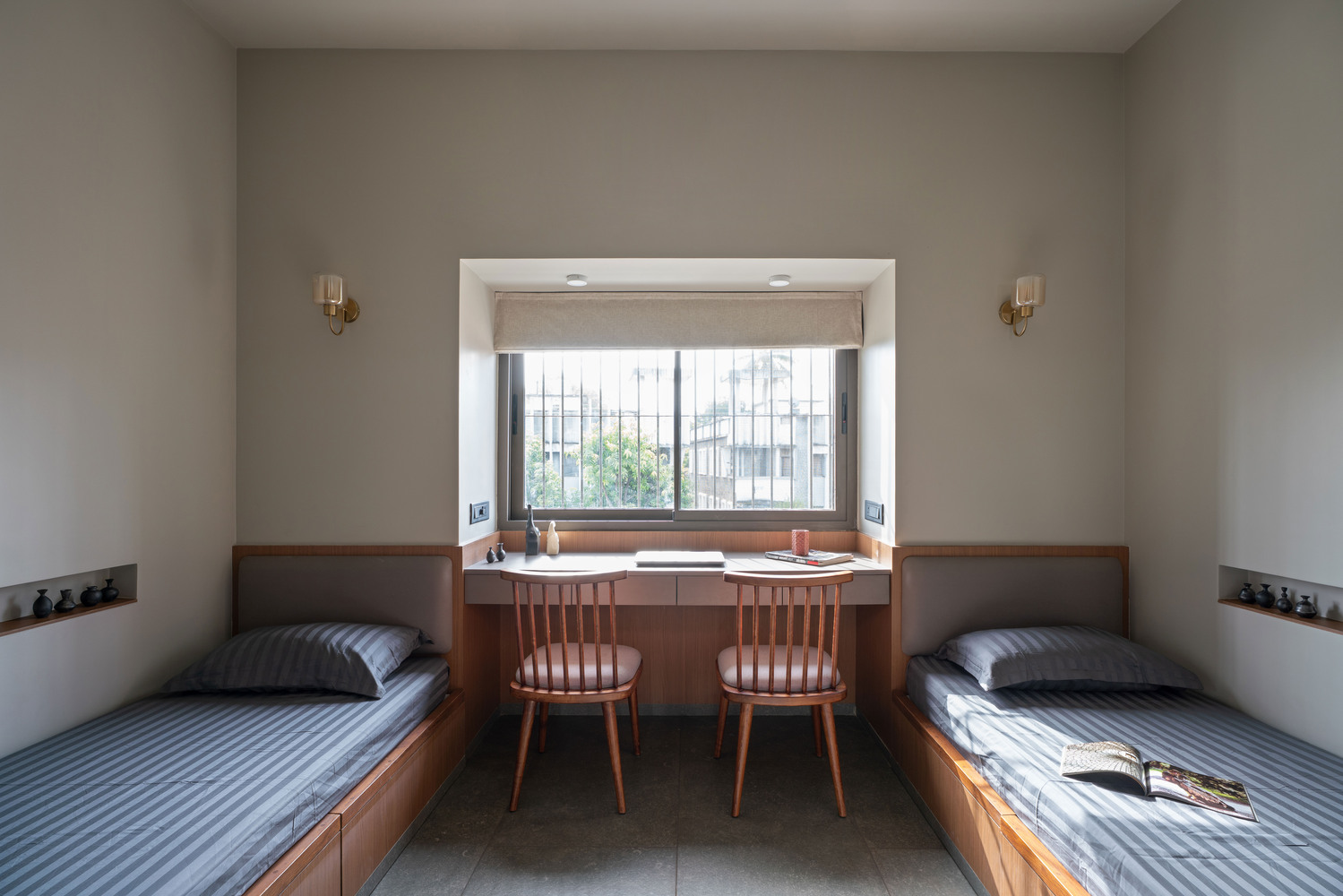 The H Shape House is a Contemporary Urban Dwelling Embracing Contextual ...