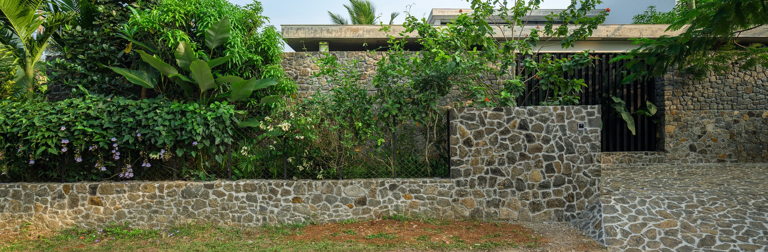 This House Emphasises the Brutalist Architectural Style | LIJO RENY ...