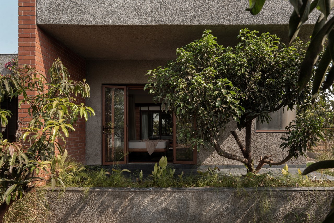 Vishram Vaadi Nu Ghar is a Countryside House Design Immersed in Greens ...