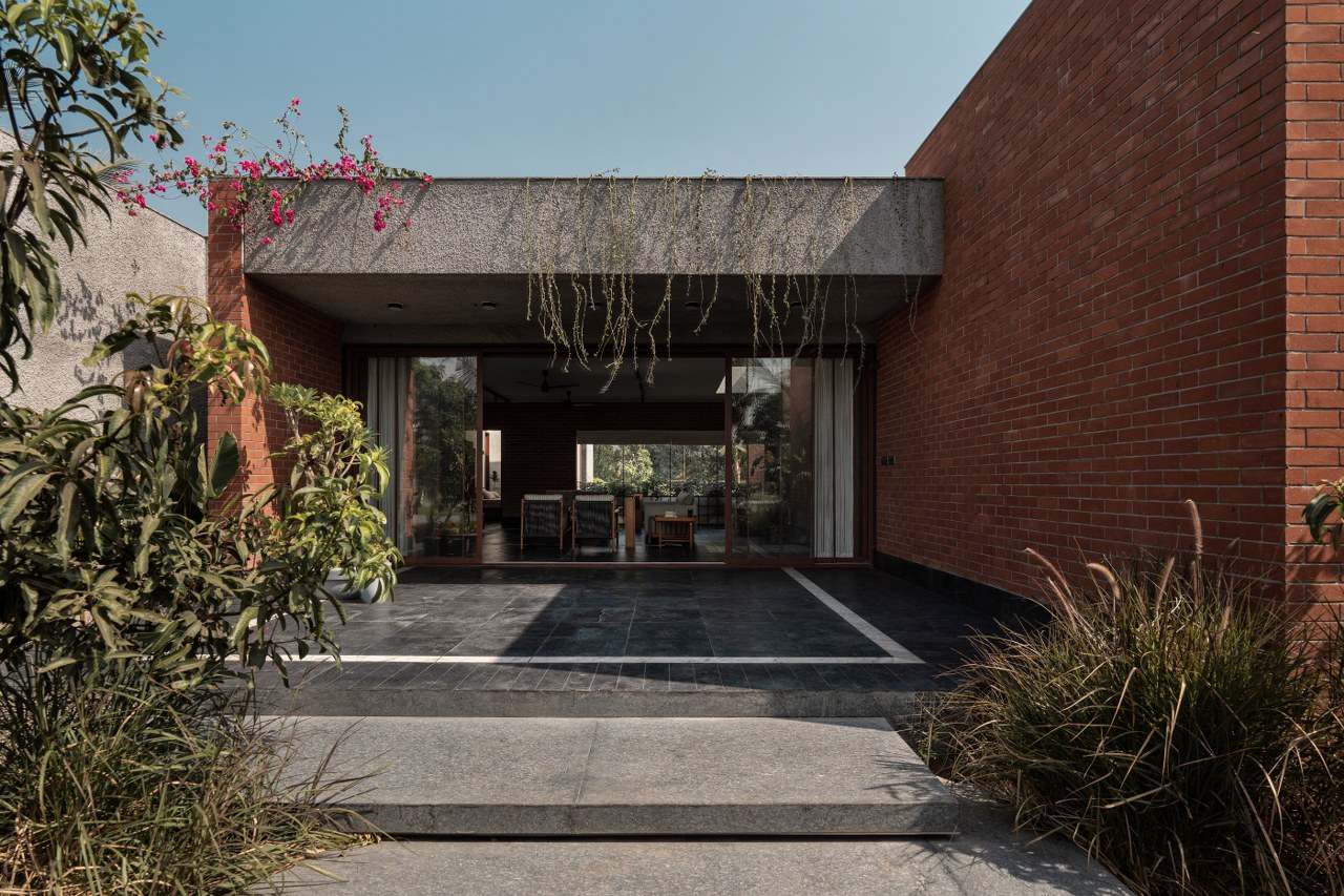 Vishram Vaadi Nu Ghar is a Countryside House Design Immersed in Greens ...