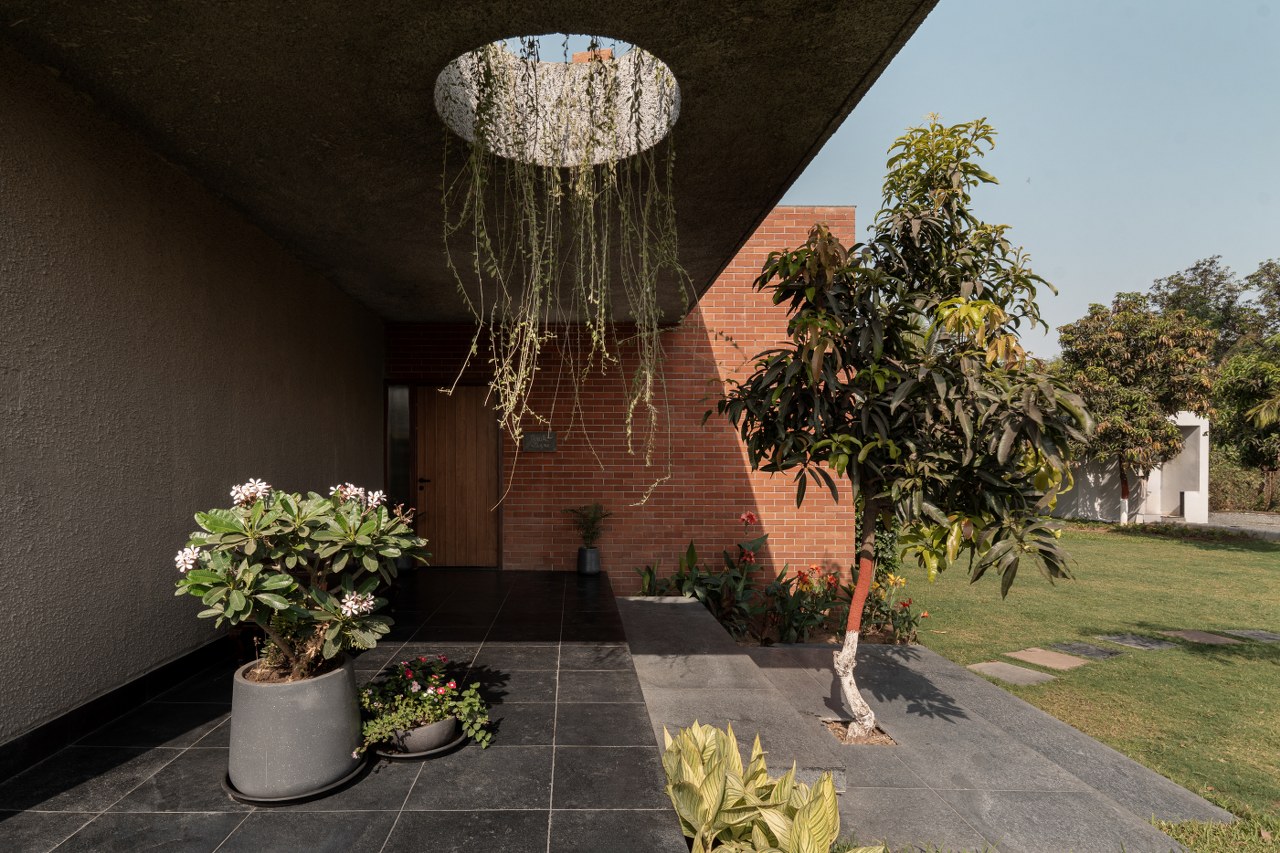 Vishram Vaadi Nu Ghar is a Countryside House Design Immersed in Greens ...