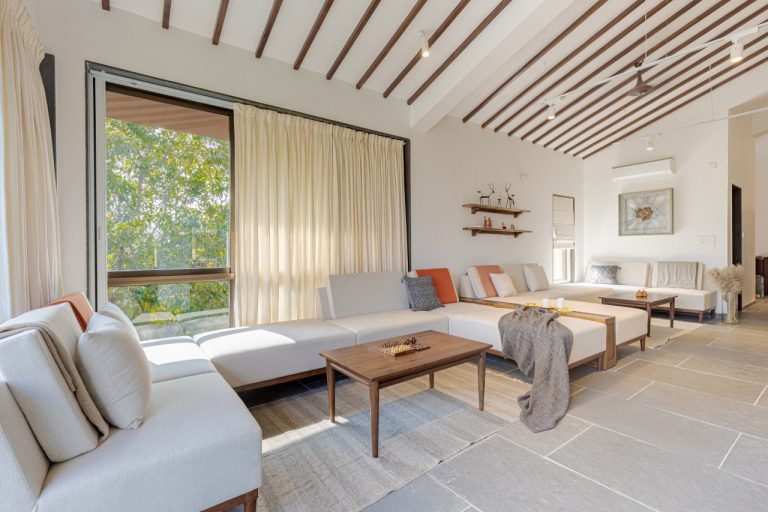 This Cozy Retreat Seamlessly Blends Nature and Architecture | Volume Design
