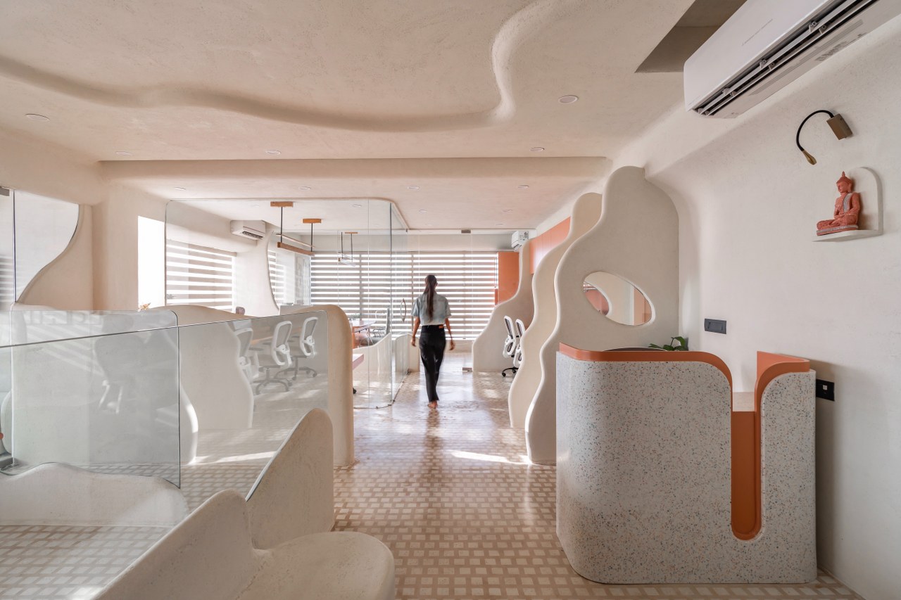 With Focus on Ergonomic Design, This Office Space Breaks Monotony ...