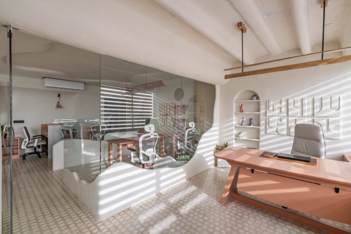 With Focus on Ergonomic Design, This Office Space Breaks Monotony ...